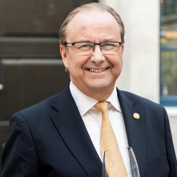 Gründer, To Rom og Kjøkken og Bryggeriet Pub og Kjøkken